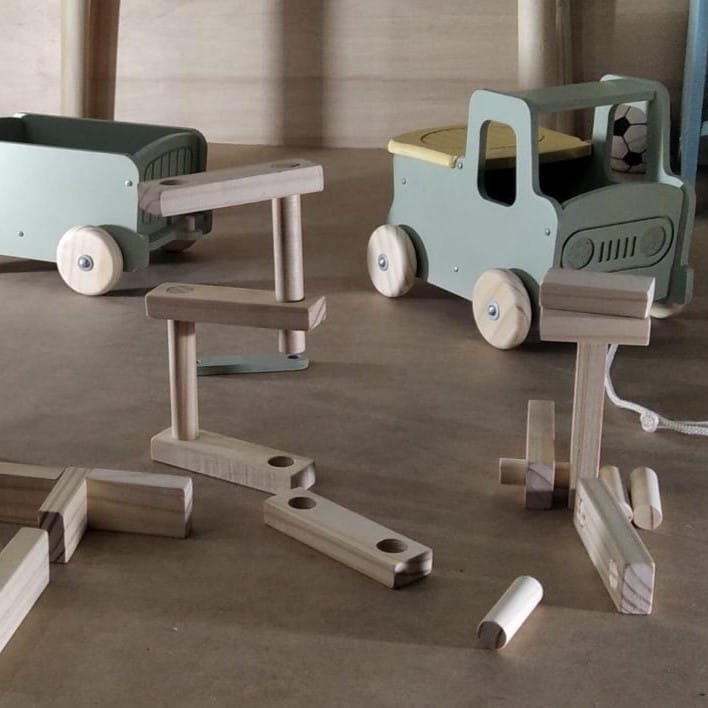 Camioncito de aventuras + tráiler + piezas de madera – Alquimóvil